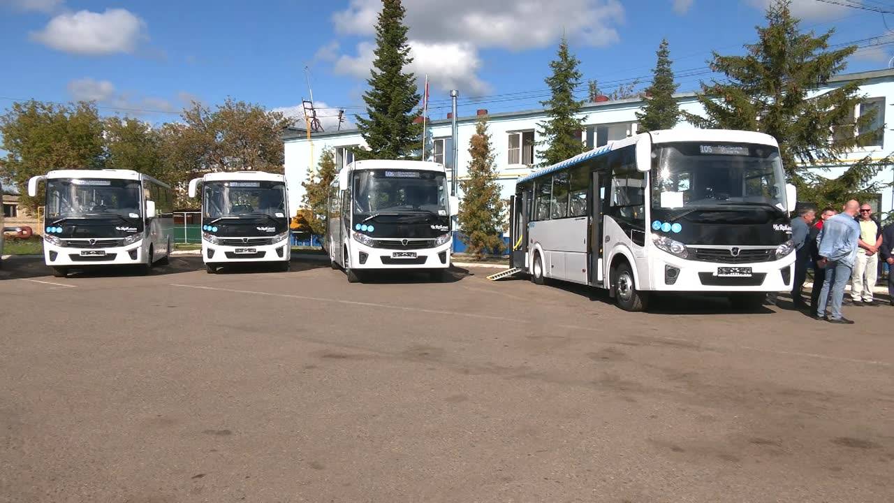 Сергей Ситников передал представителям муниципалитетов ключи от 13 автобусов