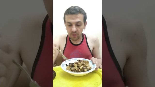 Обжор мукбанг жареная картошка с шампиньонами, и салат из свеклы с чесноком и майонезом