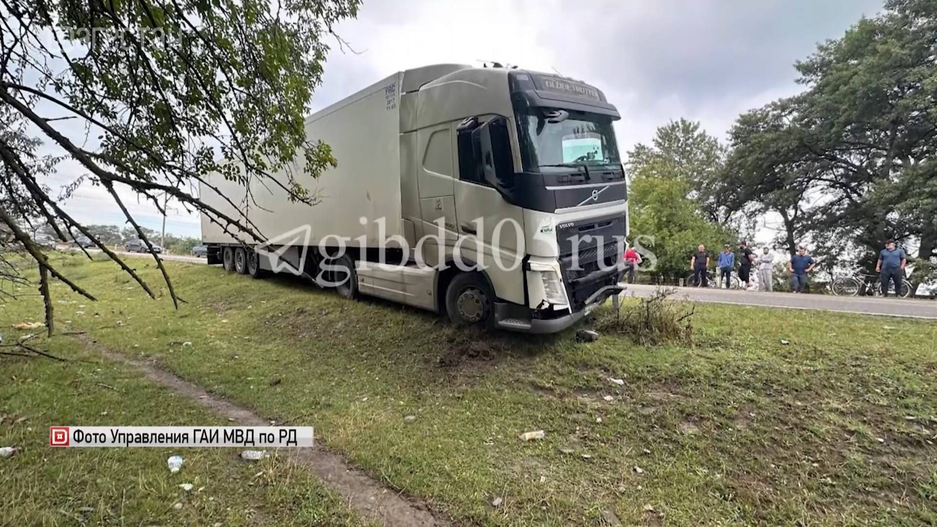 В Дагестане легковой автомобиль столкнулся с грузовиком, водитель погиб