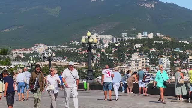 Ветер. Волны на море.Набережная.Дружок в ухе бирка. Ялта  Погода 12 сентября 2025