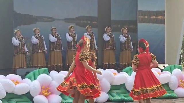 "Матушка Земля" - вокальный ансамбль "Привокзальные узоры" и танцевальный коллектив"Импульс".