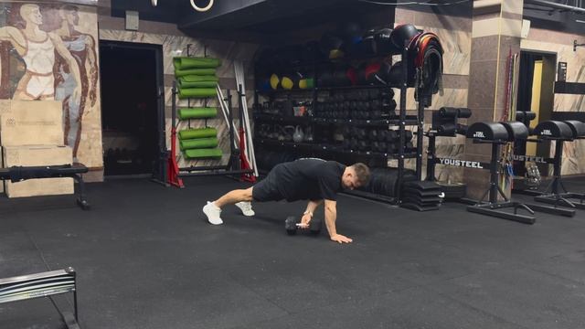 Пронос гантели под собой, стоя в планке|Dumbbell Plank Pull Through