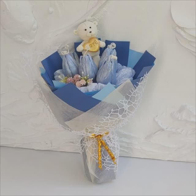 Букет из голубых свечей-тюльпанов и свечи- мишки