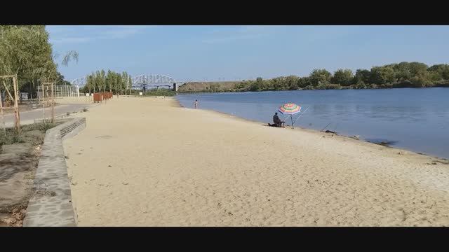 Попался лещ на городском пляже