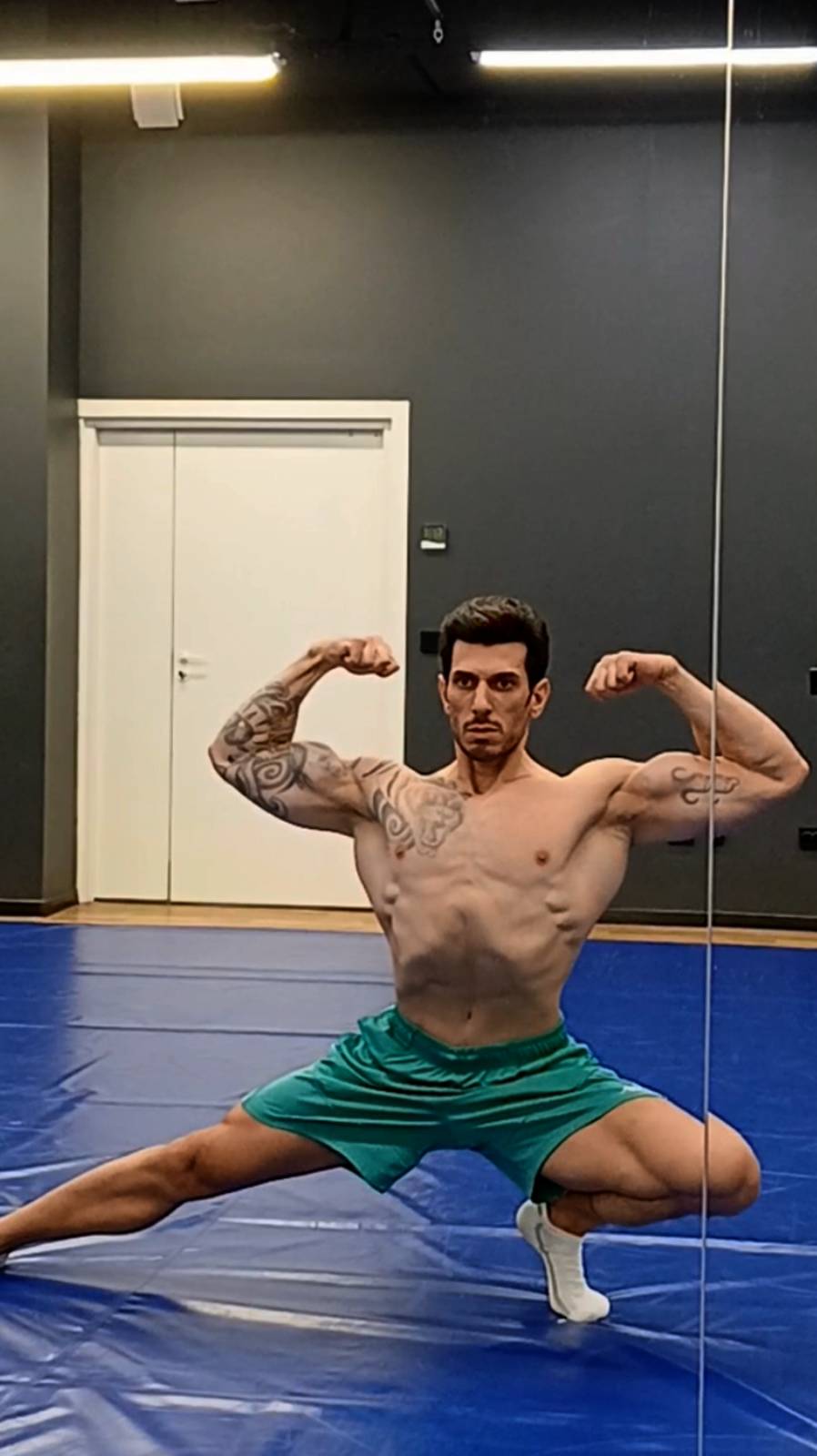 Mustafa Tuana pose routine🔥#Classicphysique #Motivation