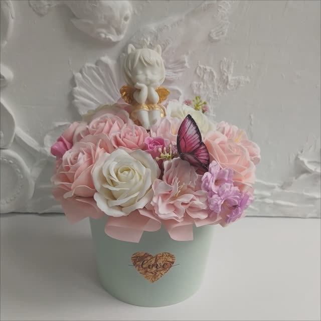 Букет из цветов-свечей в круглой коробочке