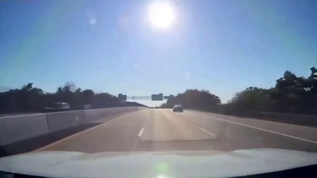70-летний водитель из США решил пролететь через четыре полосы над трассой.