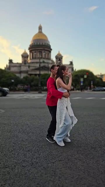 Бачата. Грация в камне: романтический танец в центре Санкт-Петербурга.