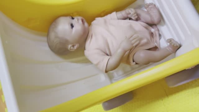 Играем в куклы беби Бон в детской развлекательной комнате .Шарики и молоток игрушки для детей .