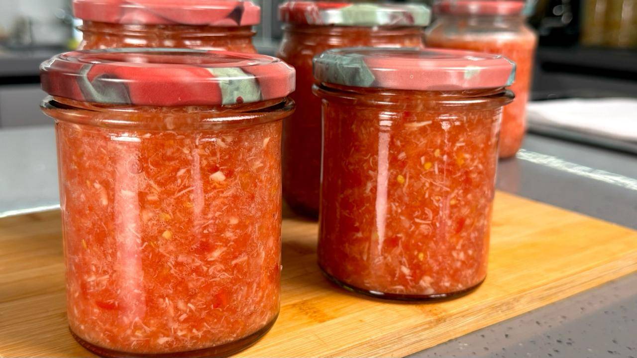 ХРЕНОВИНА , так ещё моя бабушка готовила! Рецепт простой, без варки и стерилизации! Ну очень ВКУСНО!