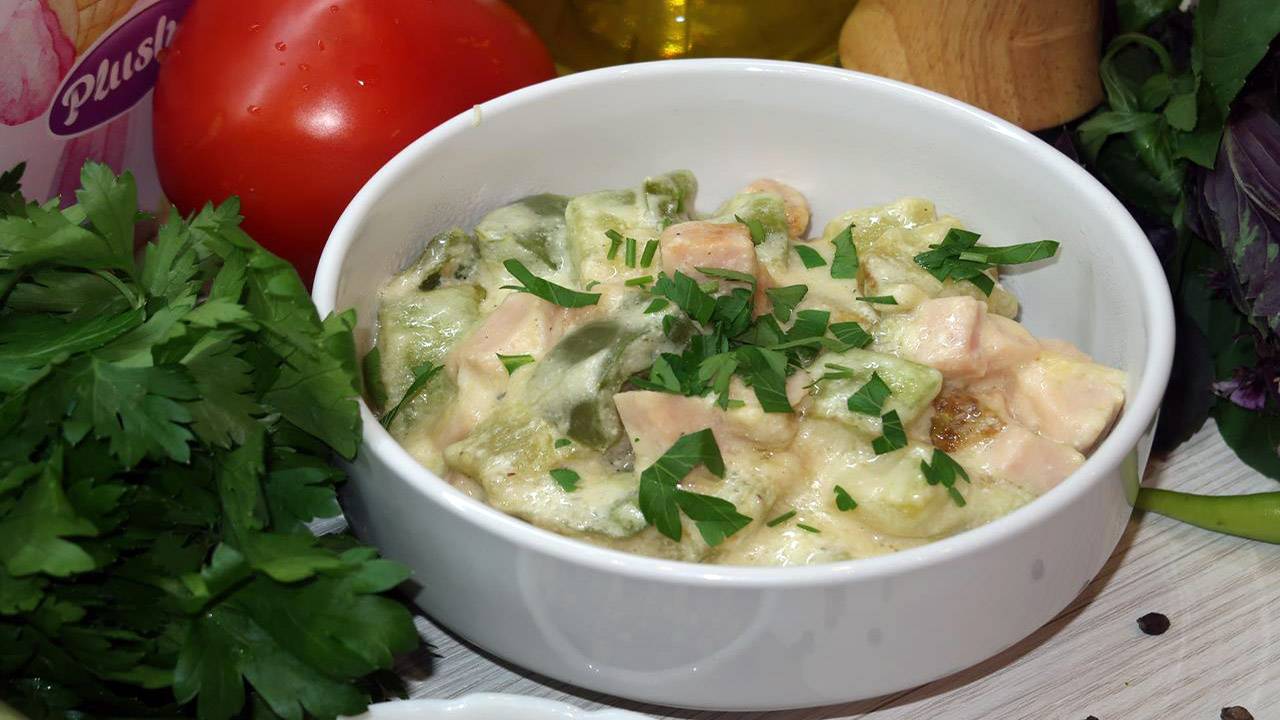 Кабачки с ветчиной и сыром, тушёные в сметане