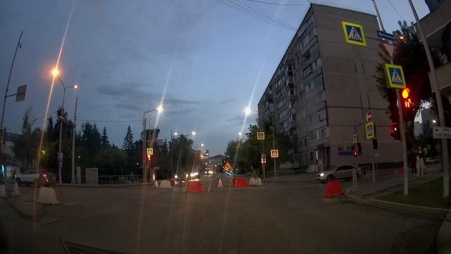 Движение на автомобиле по улицам города Тюмени от набережной на Киевскую