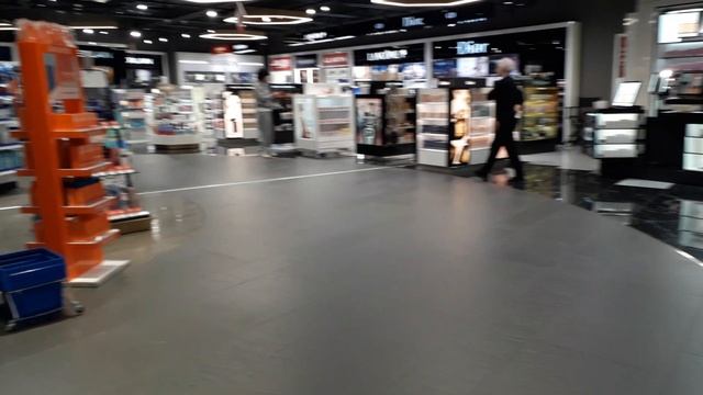 Аэропорт Внуково. Зона вылета. Чисто, красиво. Дьюти Фри. Пустые тестеры.