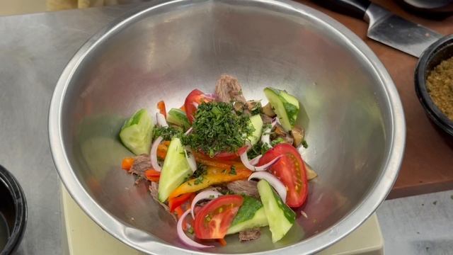 Тбилисский с говядиной, грибами и ореховым соусом