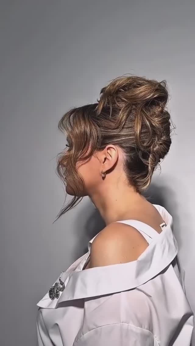 Высокий пучок ракушка до сих пор в тренде #прическа #укладка #волосы #пучок