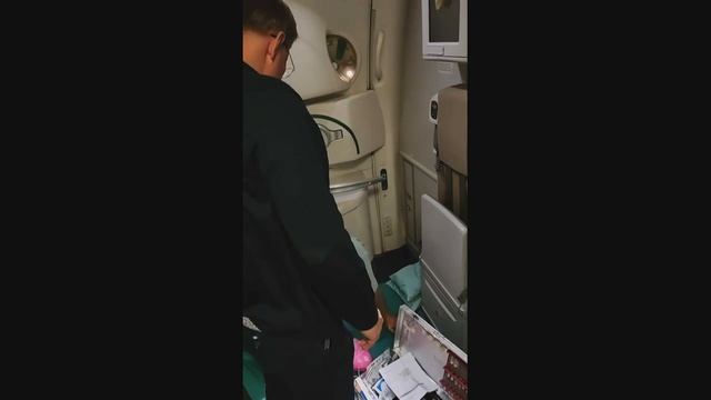 Мурашко оказал экстренную медпомощь пассажиру рейса Москва - Ханой