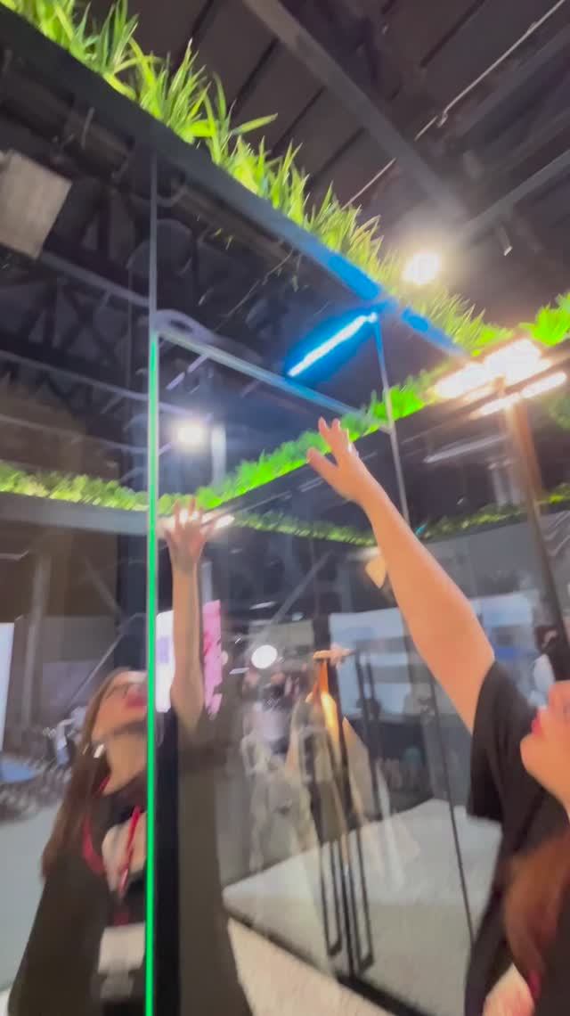 Распашная перегородка VFDDESIGN. Профиль TECHNOFORM с белым торцом. Подсветка по периметру полотна.