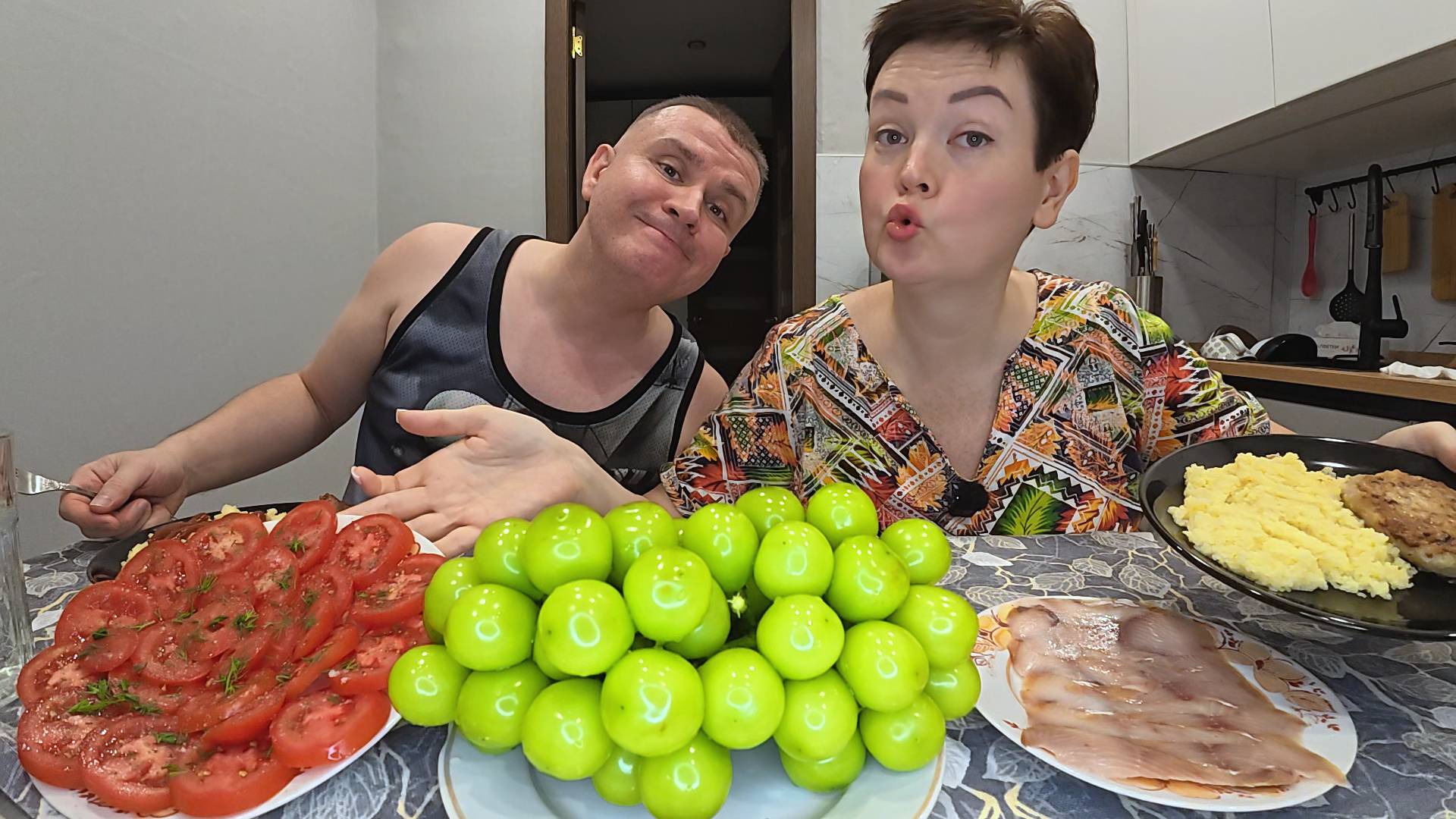 Мукбанг всех ОБСУДИЛИ, всем косточки ПЕРЕМЫЛИ! Болтаем и ВКУСНО кушаем на семейный ужин в России