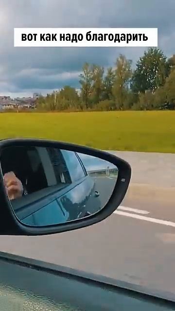 Девушка мотоциклистка поморгала аварийкой