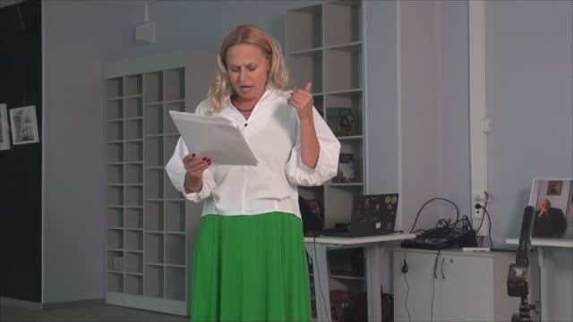 Елена Шестовская читает отрывок из статьи Валерия Беляковича