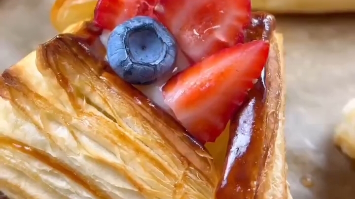 СЛОЙКИ с заварным кремом...🥐🍓😋    Рецепт в описании ✍️