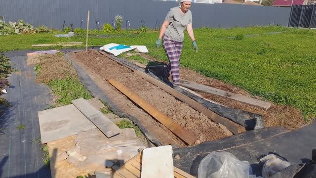 Делаю грядку под чеснок