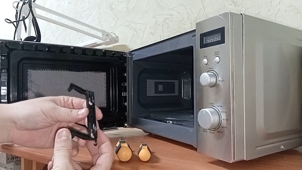 Как отремонтировать крючок дверцы микроволновки