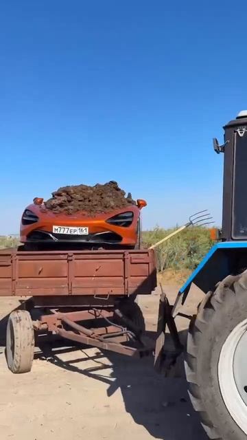 McLaren 720S за 18 миллионов рублей поместили в телегу с навозом и оставили на дороге как арт-объект