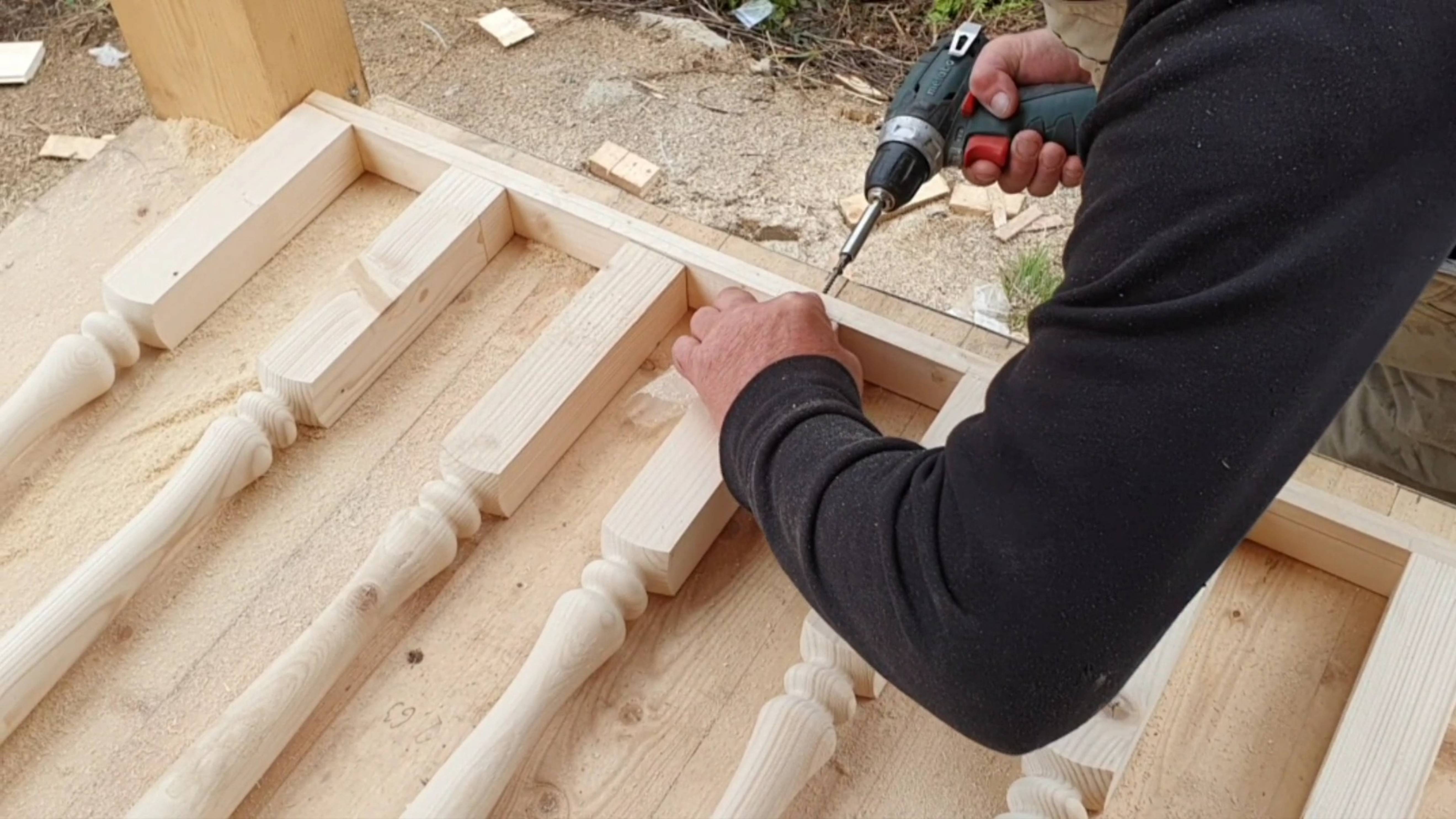 Заказ-Дом строительство: как установить точеные резные балясины на террасе или крыльце дома-бани