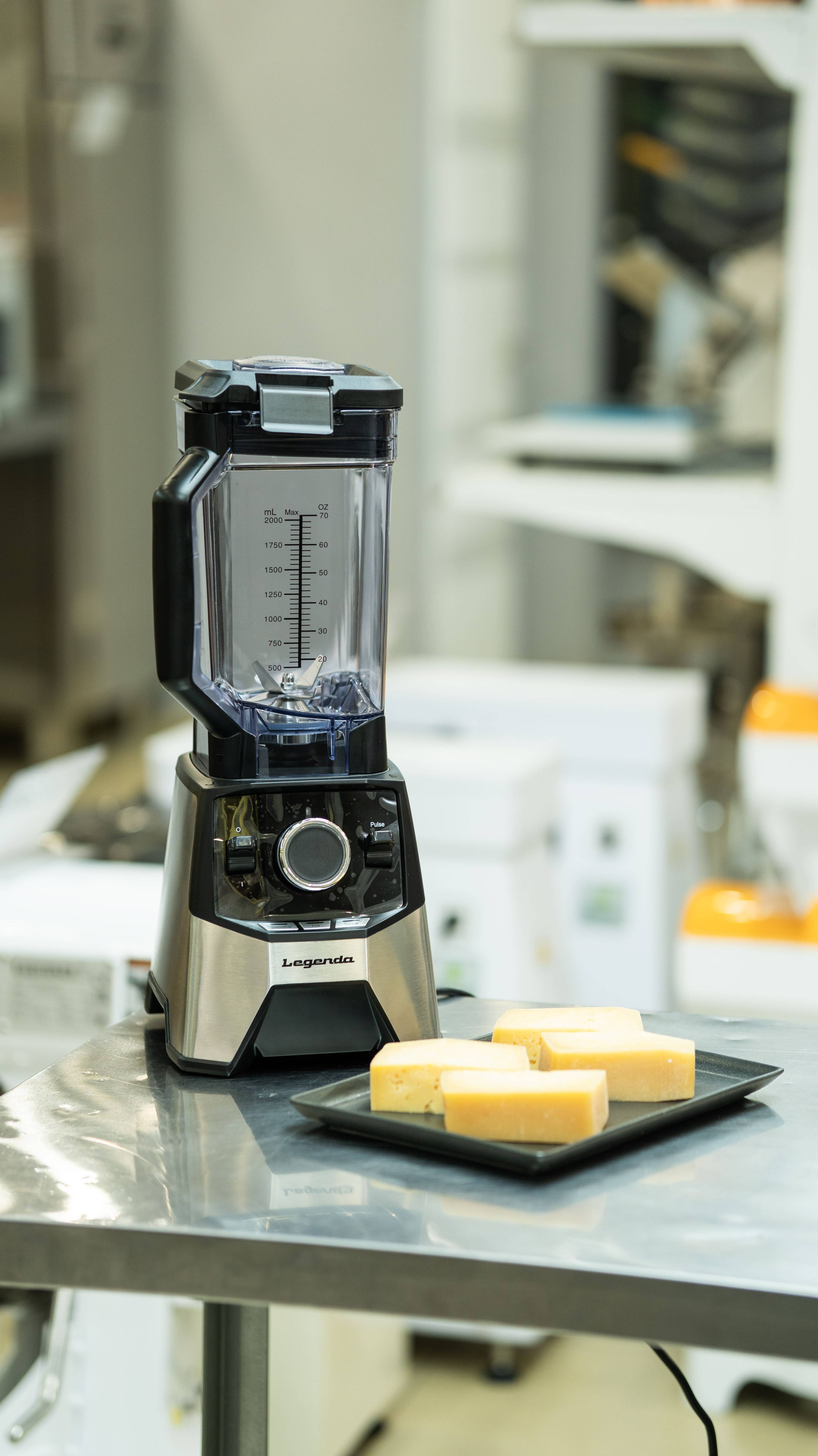 Блендер Legenda без труда измельчает даже твёрдый сыр — быстро, ровно,  без залипаний.