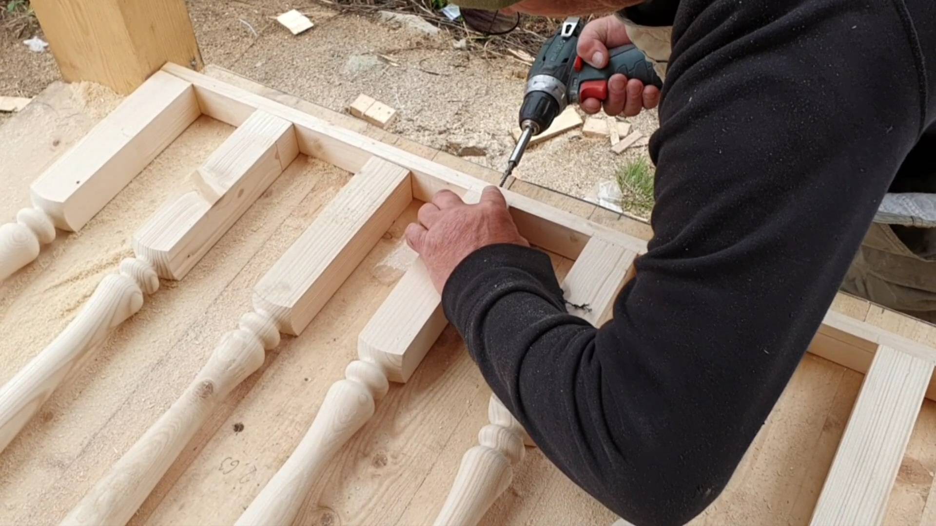 Заказ-Дом строительство: как установить точеные резные балясины на террасе или крыльце дома-бани