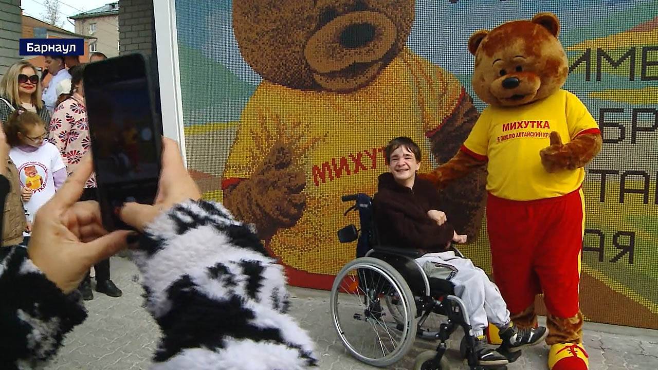 Арт-объект с символом самого доброго проекта Алтая, «Михуткой», открыли на барнаульском стадионе «Ди