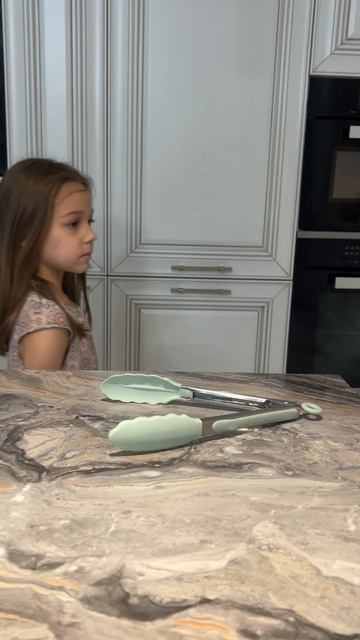 ОГРОМНЫЙ Паук 😱😱😱 #длядетей #врек #youtubekids #мем
