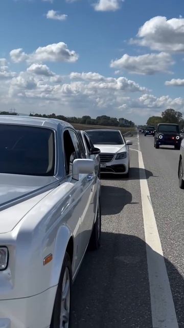 В Чечне засняли элитный свадебный кортеж из люксовых автомобилей, стоимость в несколько миллиардов