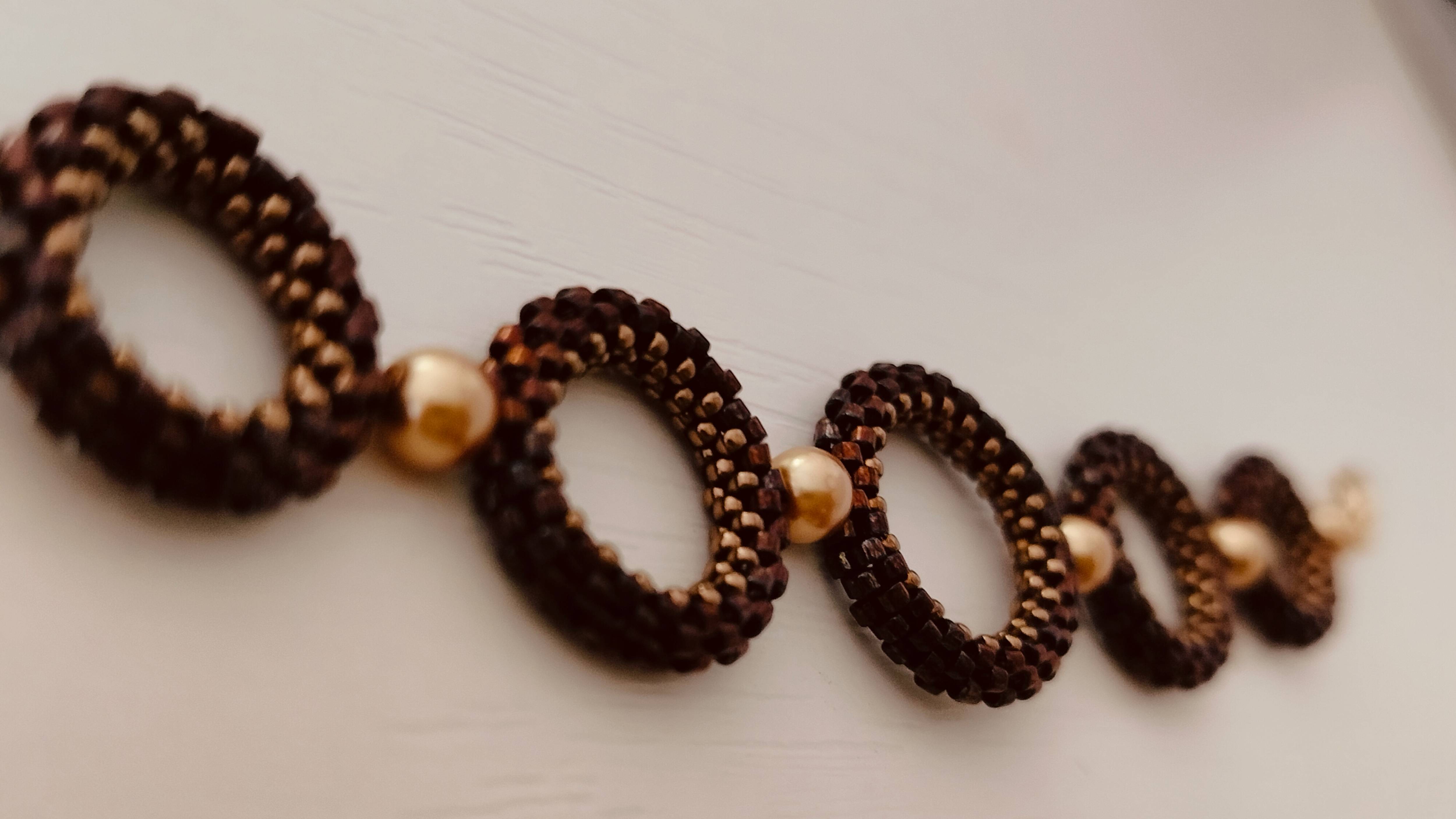 Стильный браслет из бисера