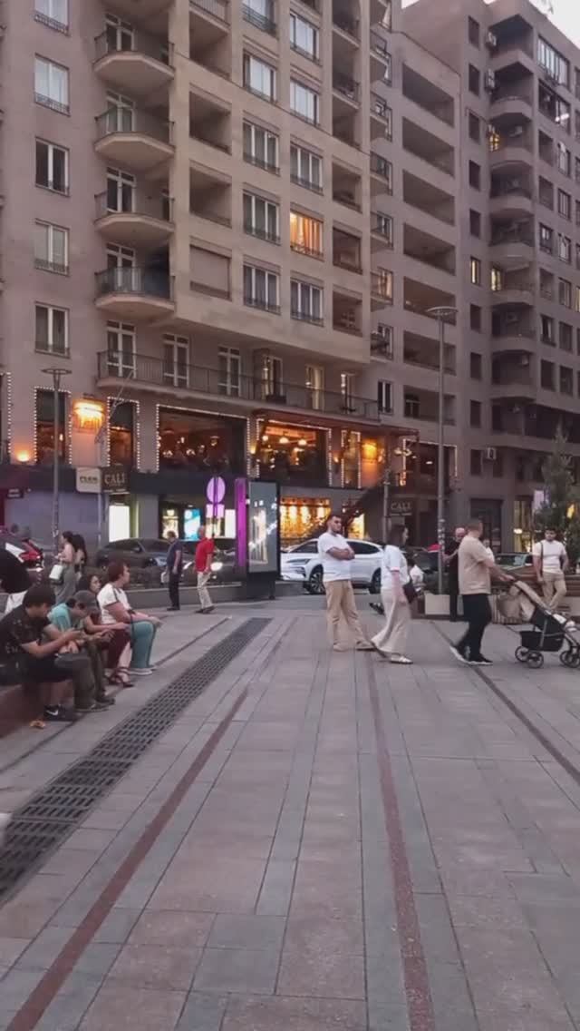 Ереван Армения поет  музыкант на улице