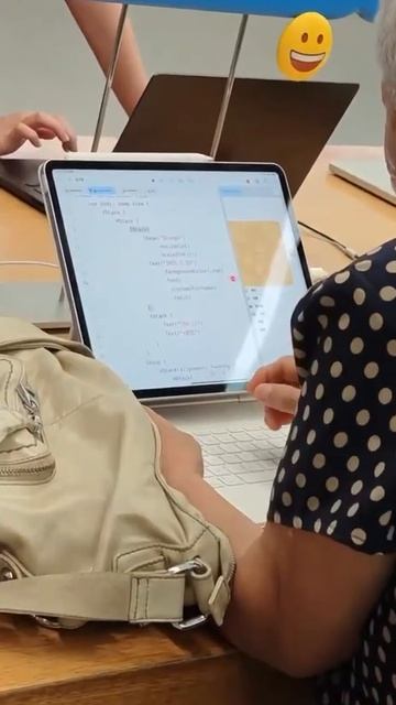Бабушку-программиста заметили в китайском Apple Store!