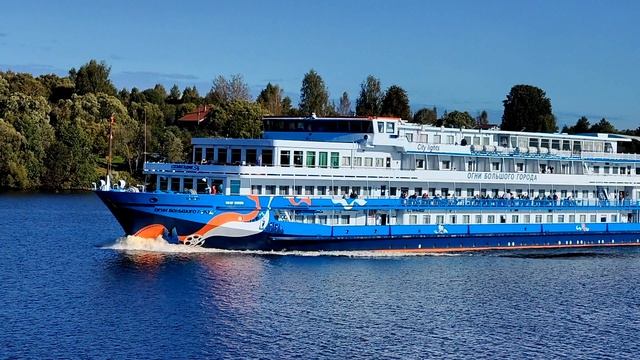 теплоход «Огни большого города»