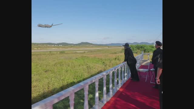 Лидер КНДР Ким Чен Ын руководит работой комплекса беспилотных авиационных технологий, 19 сентября