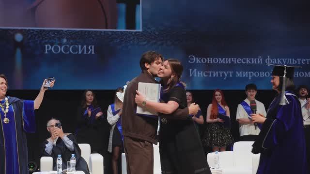 Тёплые объятия выпускников РУДН