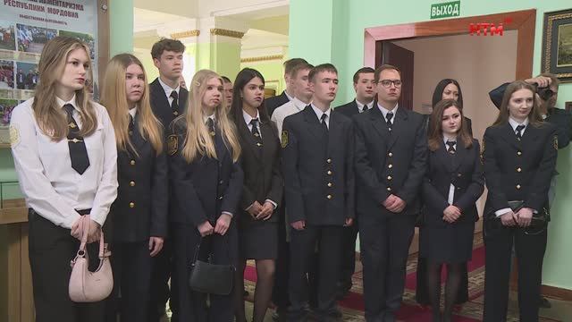 В Госсобрании прошел день открытых дверей, а в Гимназии №12 — открытый урок