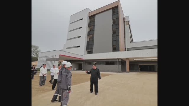 Лидер КНДР Ким Чен Ын руководит строительством больницы в Кусоне, 9 сентября 2025