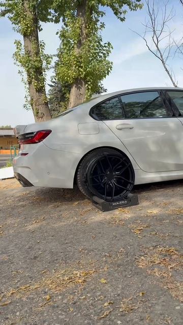 BMW 3 серии G20 на примерке дисков в 19-ом диаметре