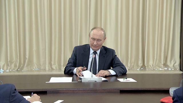 Владимир Путин. Встреча с лидерами парламентских фракций 18 сентября 2025 года