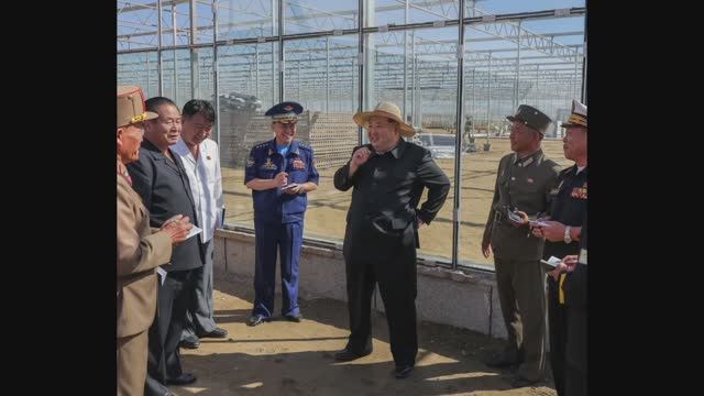 Лидер КНДР Ким Чен Ын руководит строительством генеральной теплицы в Синыйджу, 19 сентября 2025