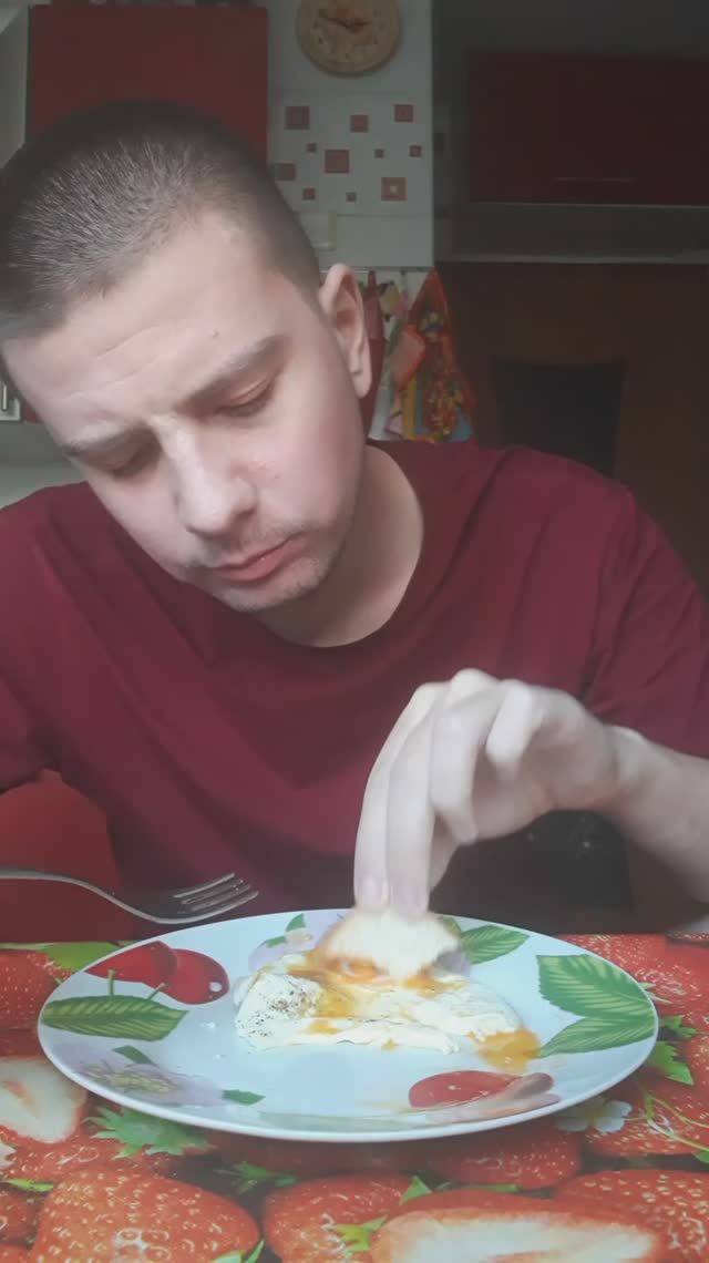 Ем: "Жареные яйца"