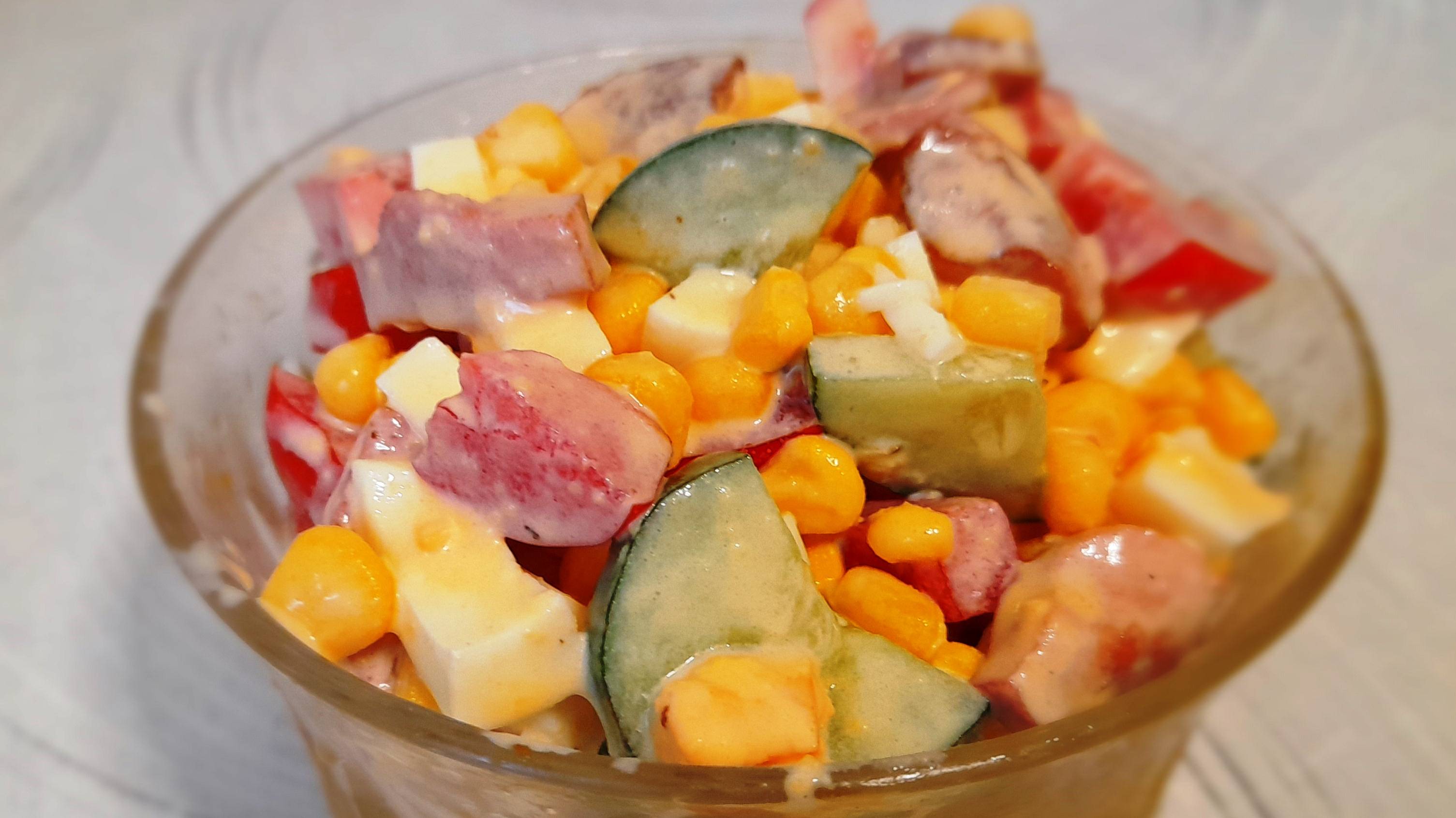 Овощной салат с сосисками