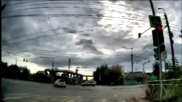 Чуть не вьехал на перекрёстке в Омске