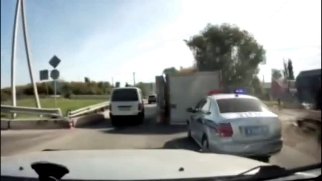 Фура лежит на дороге на развязке Олега Кошевого в Омске
