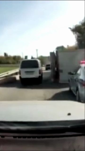 Фура лежит на дороге на развязке Олега Кошевого в Омске